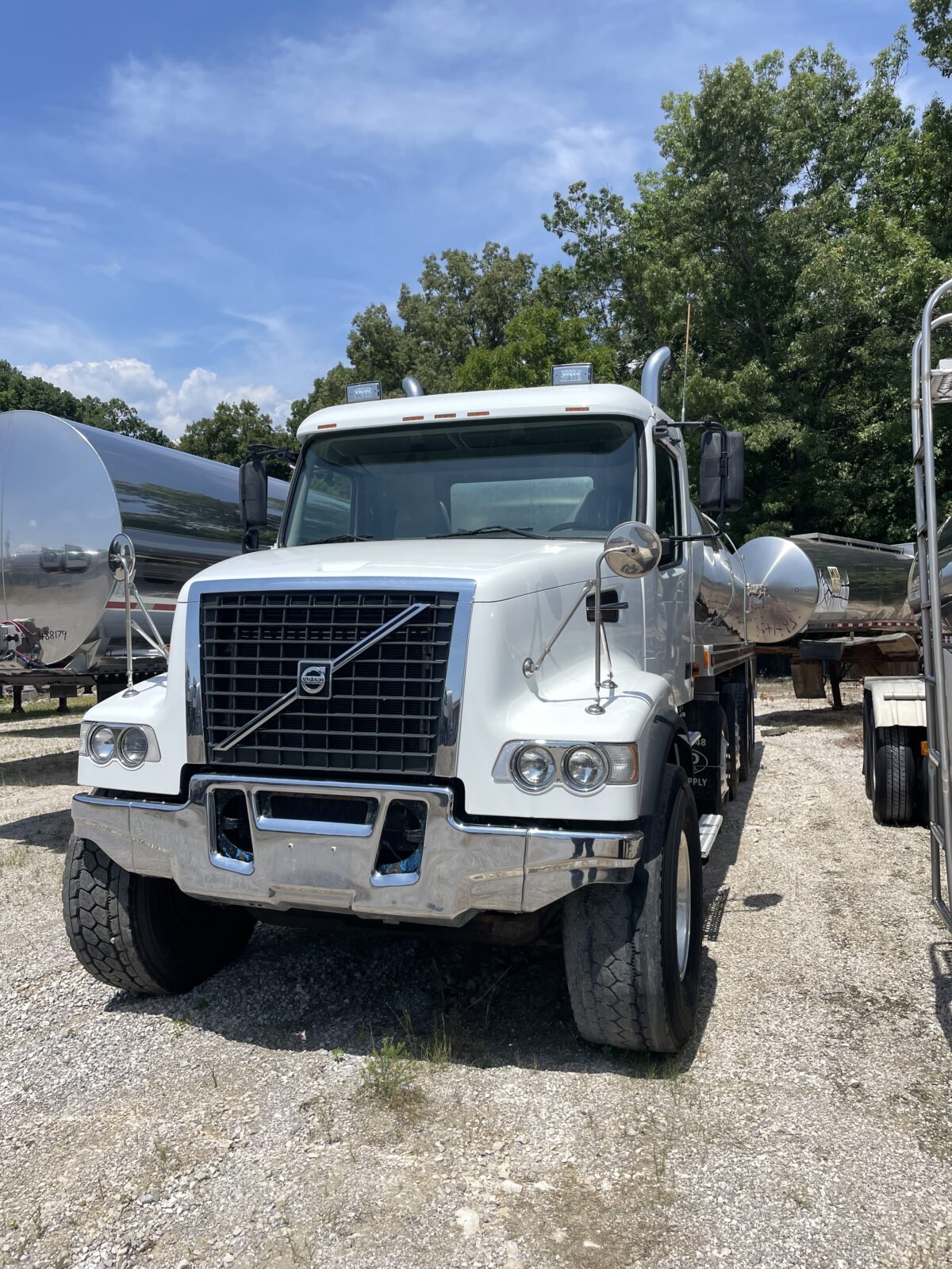 2006 Volvo Truck with 5400 gallon Walker 3A Sanitary Tank - SEMO Tank
