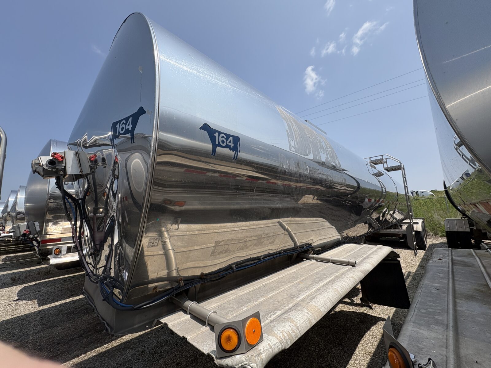 1998 BRENNER 7200 GALLON 2 COMPARTMENT FARM PICK UP M1395 - SEMO Tank