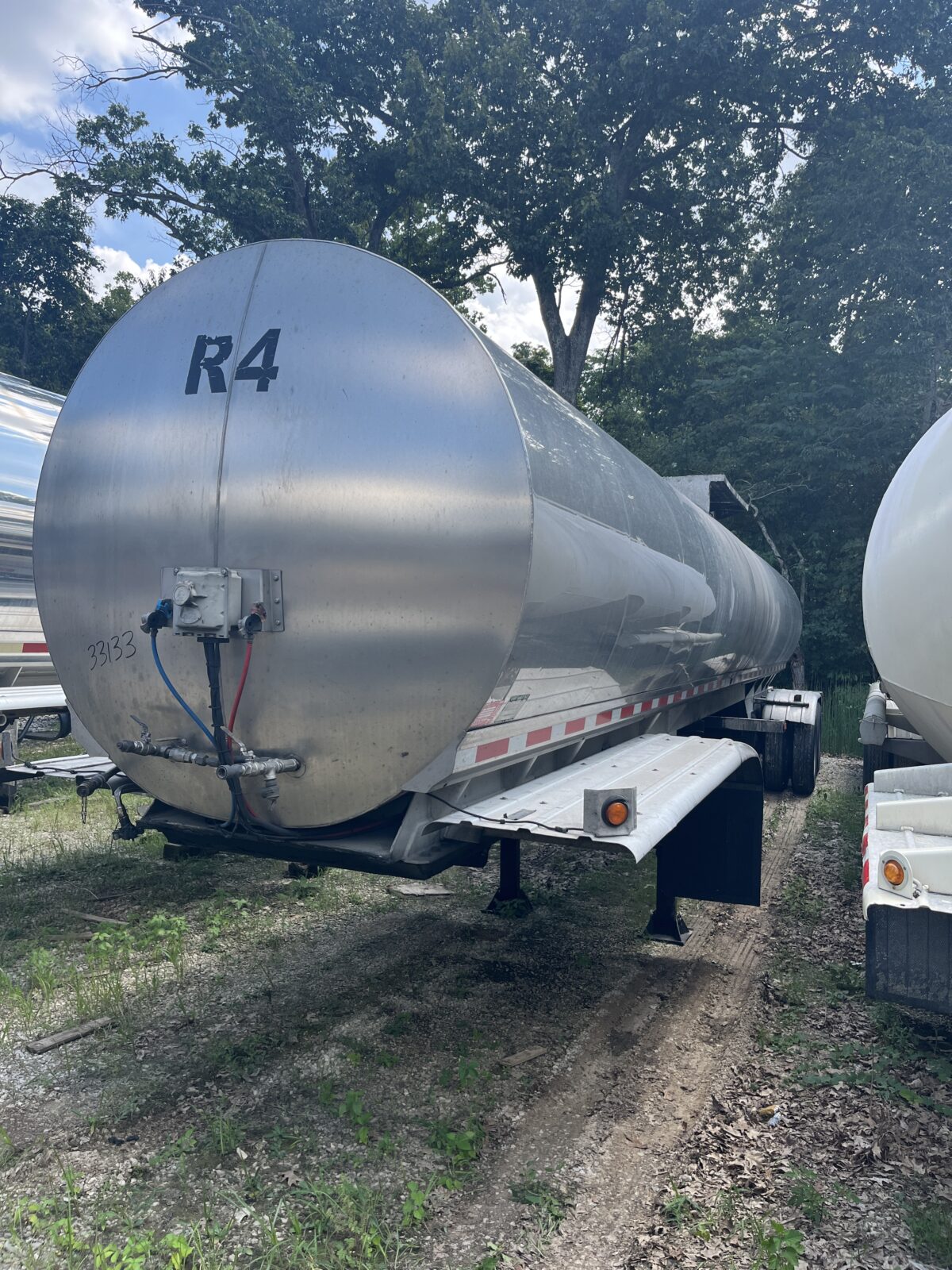 2000 WALKER 6800 GALLON FOOD GRADE WITH PUMP 33133 - SEMO Tank