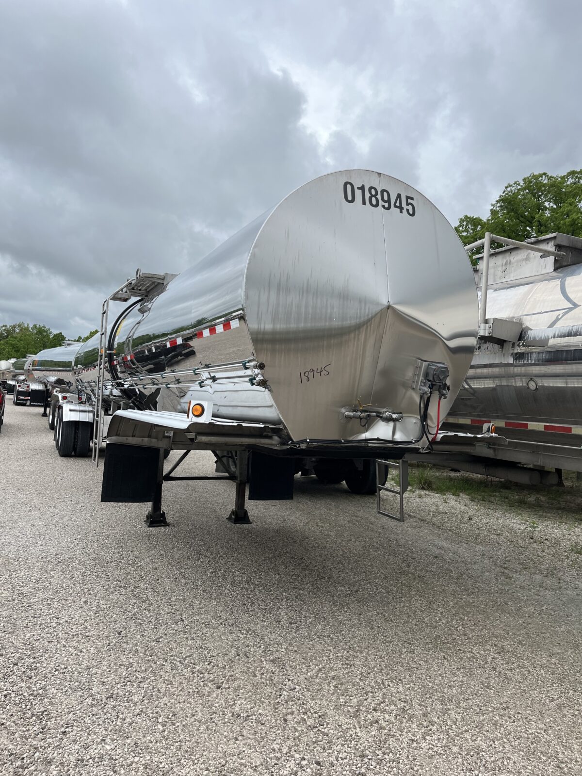 1998 POLAR 7000 GALLON FOOD GRADE WITH PUMP 18945 - SEMO Tank